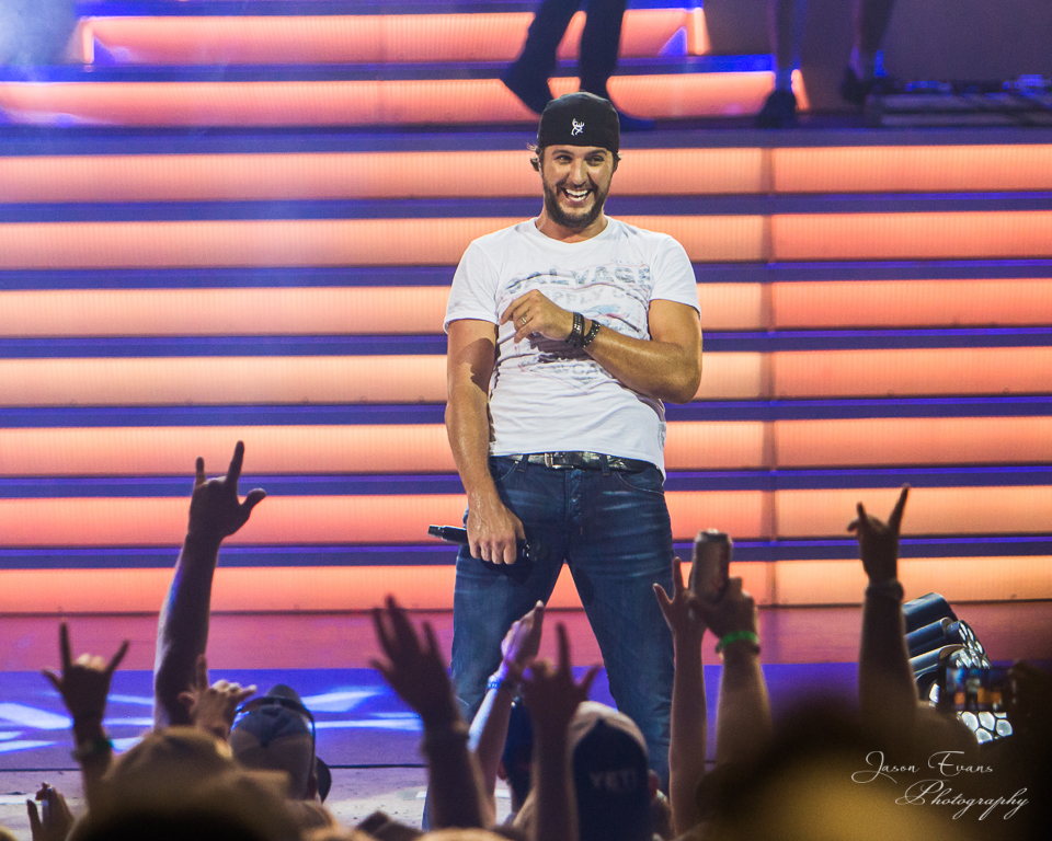 “Rain is a Good Thing” as Luke Bryan Entertains Cincinnati Fans 2 ...